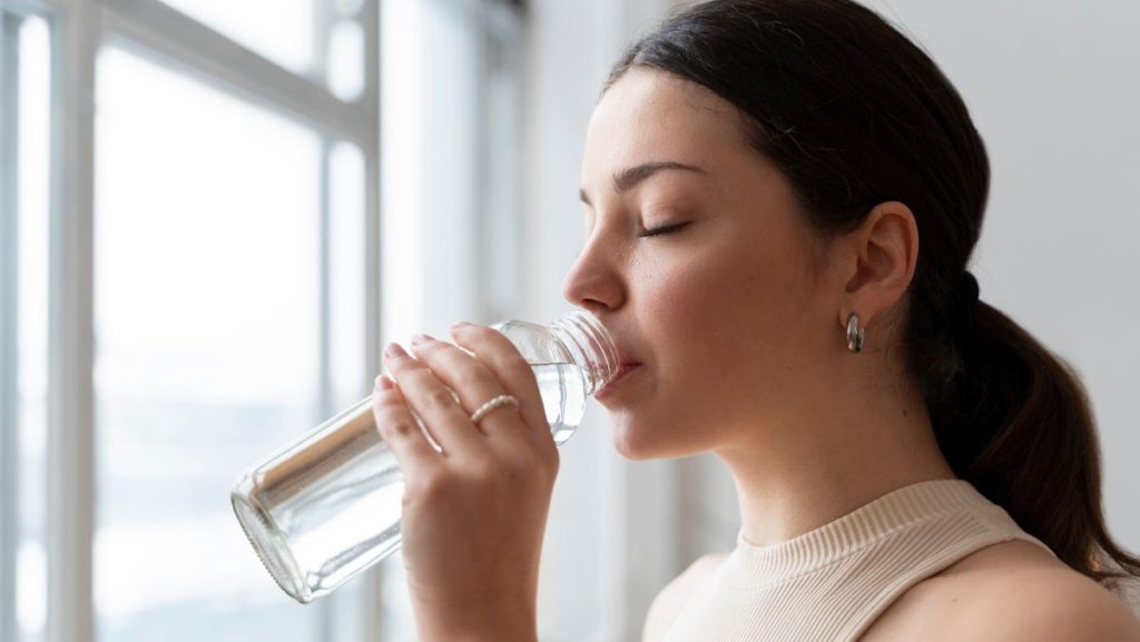 3 Helpful Tips for Drinking More Water - Nerdynaut